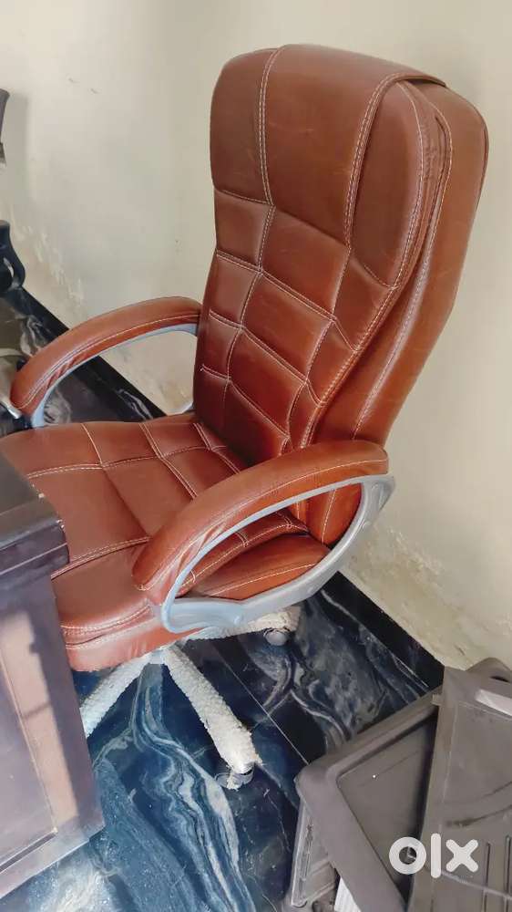 Office setup 2table,2 bos Chair,5 Normal Chair Good condition - Other ...