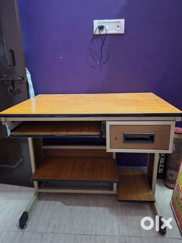 Computer table - Other Household Items - 1782346128