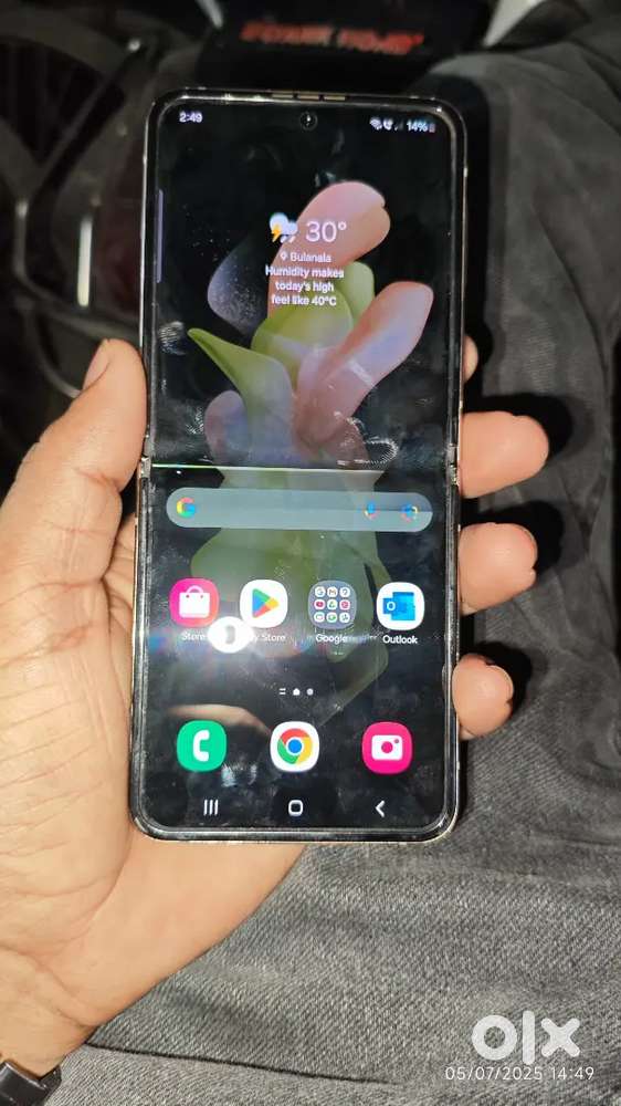 Galaxy z4 flip - Mobile Phones - 1812476245