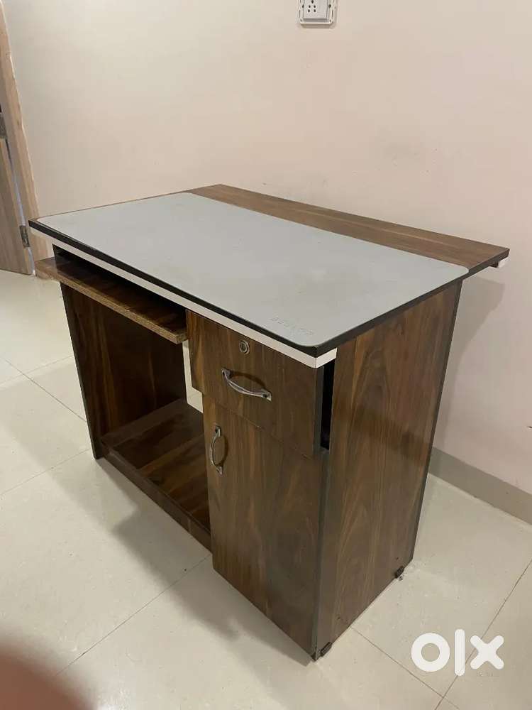 Computer table - Computers & Laptops - 1814478647