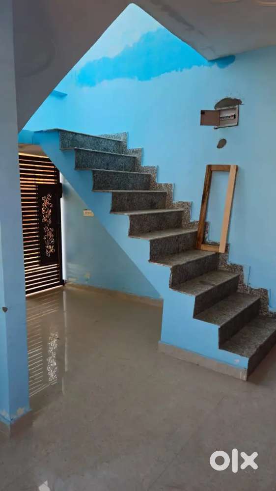 80 gaj ka makan hai 3 room set hai ok condition corner ka plot hai ...