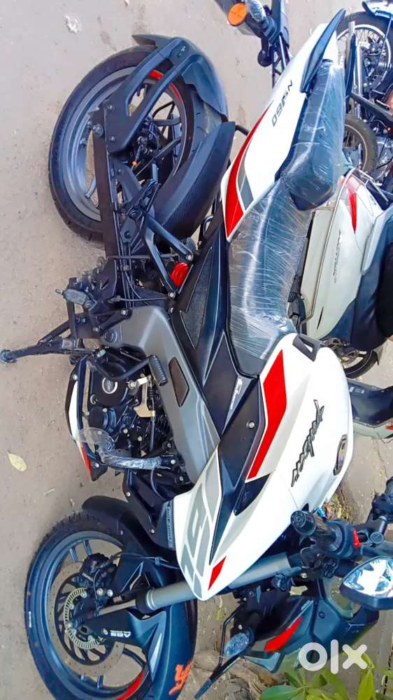 BAJAJ PULSAR NS160 WHITE COLOUR NEXT TO SHOWROOM - Motorcycles - 1812236375