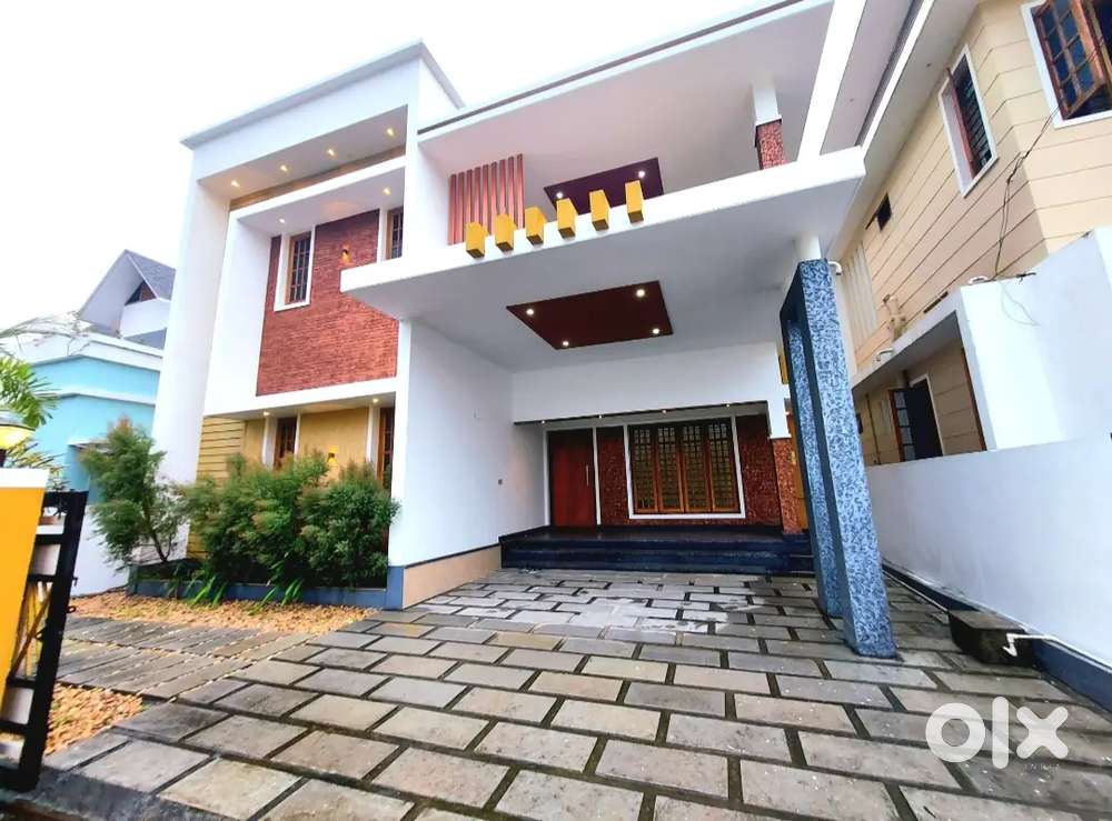 5 CENT 2200 SQFT 4BED ROOMS NEWLY IN ALUVA RAJAGIRI NEAR VAZHAKULAM ...