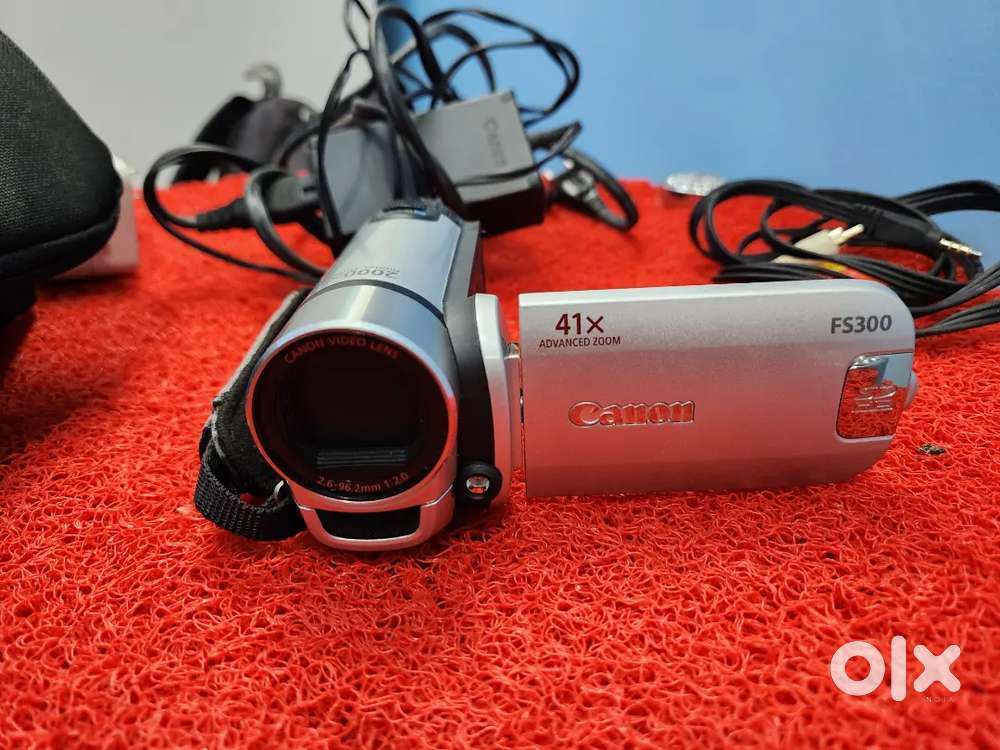 Canon FS300 Flash Memory Camcorder (Silver) Canon's FS300 Flash Memory ...