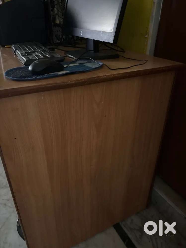 Computer Table - Buy & Sell Used Furniture in India | OLX
