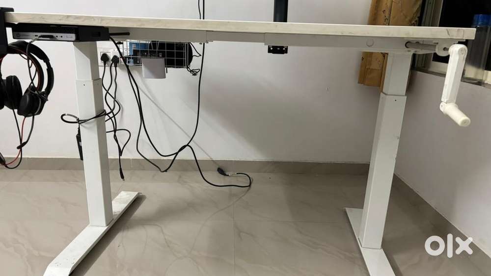 Manual height adjustment computer table featherlite brand 4 x 2.5 size ...