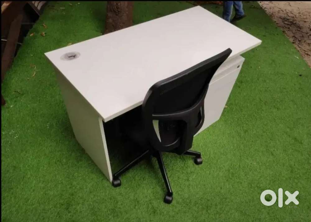 Working Desk 5'*2'6/ Work From Home Table in Excellent Condition ...