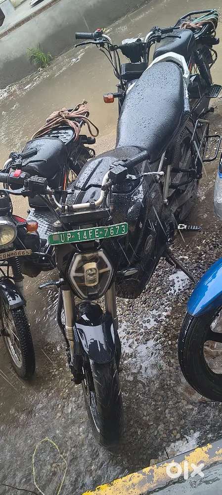 Mint condition only 33500 chali h With service records RV 400 ...