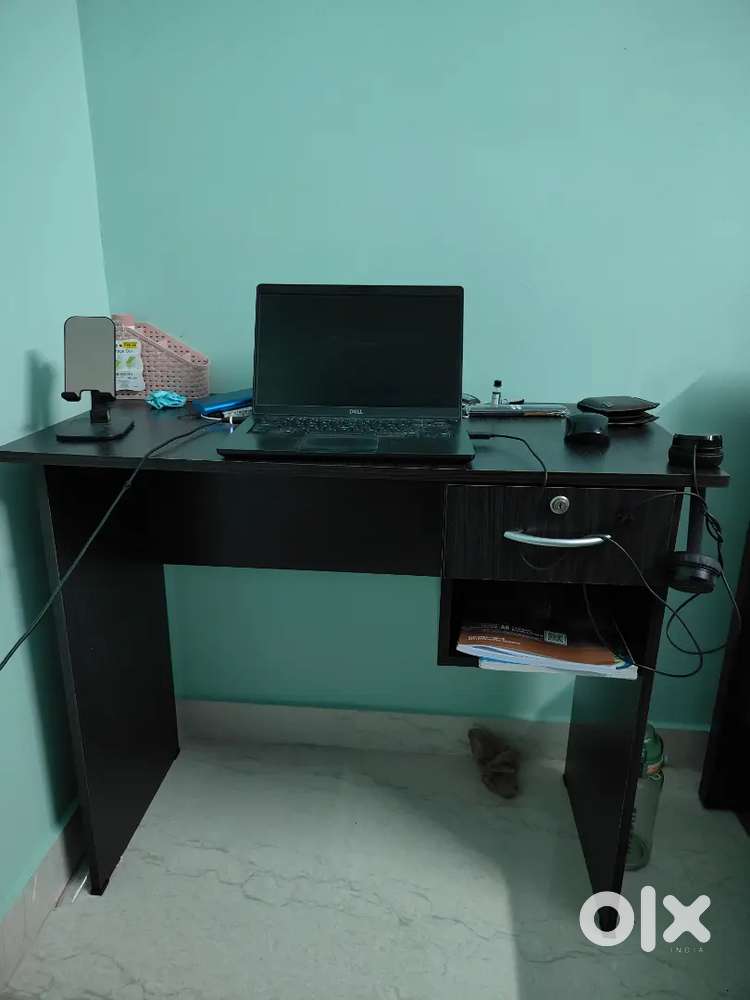 Old computer table olx store