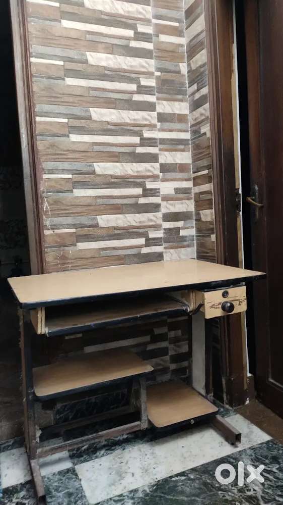 Computer Table - Buy & Sell Used Furniture in India | OLX