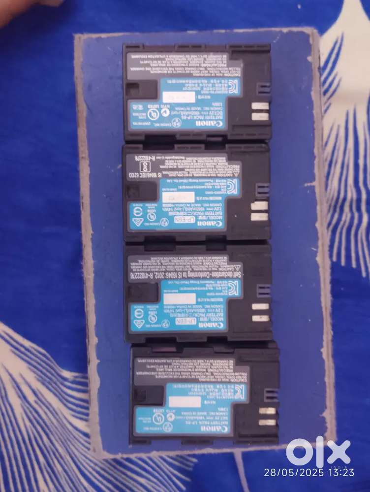 Conan 5d . Mark 4 camera full kit ke sath mein ek Dam okay condition ...