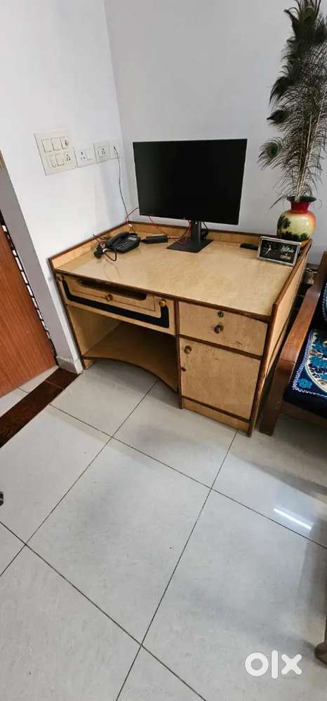 Computer Table - Buy & Sell Used Furniture in India | OLX