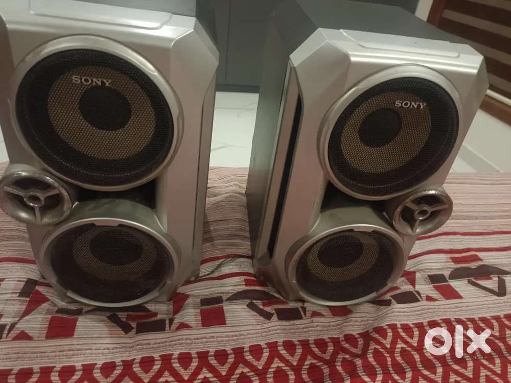 Rv 900 sony hifi heavy bass 3 way speakers. 6ohms new look no servic ...