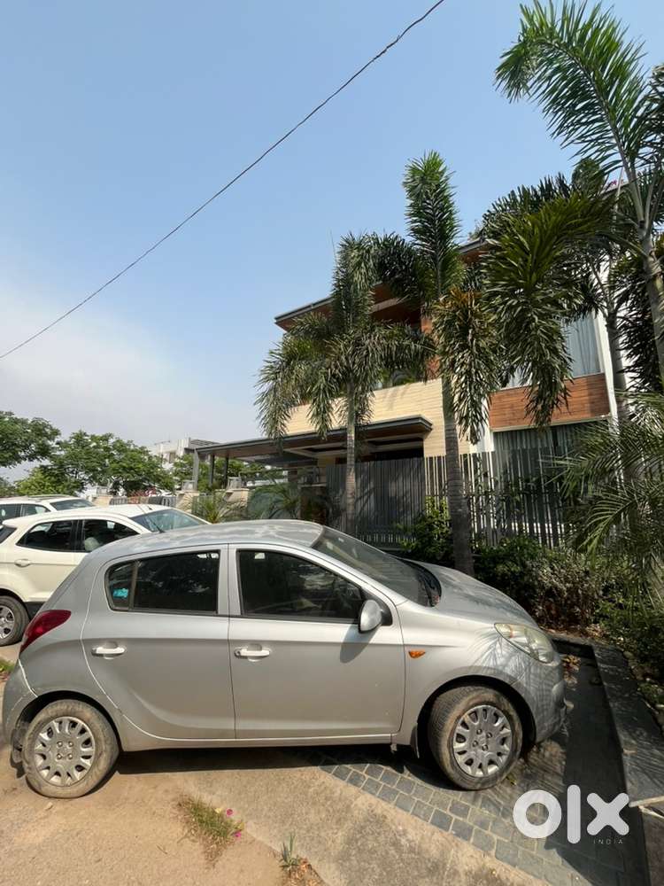 500 gaj villa for sale in F block triple story with basment with lift ...