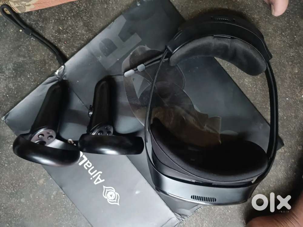 VR Headset - Cameras & Lenses - 1808729107