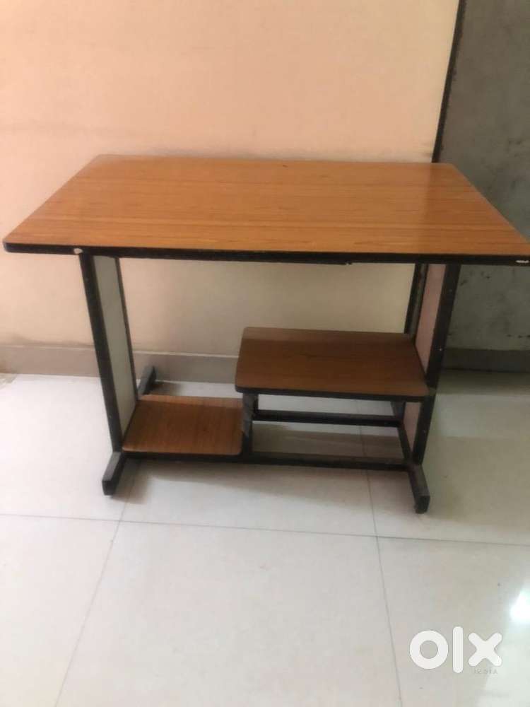 Computer table - Computers & Laptops - 1798624669