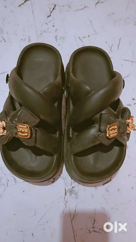 Size 4/ trending slipper - Women - 1826971905