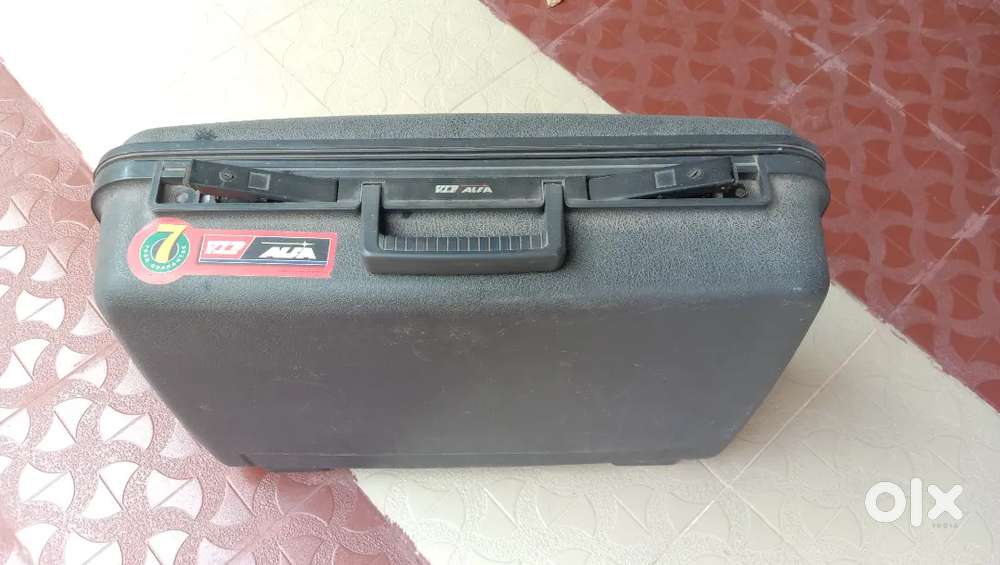 2 VIP Alfa Suitcase, 1 Aristocrat Suitcase - Other Household Items ...