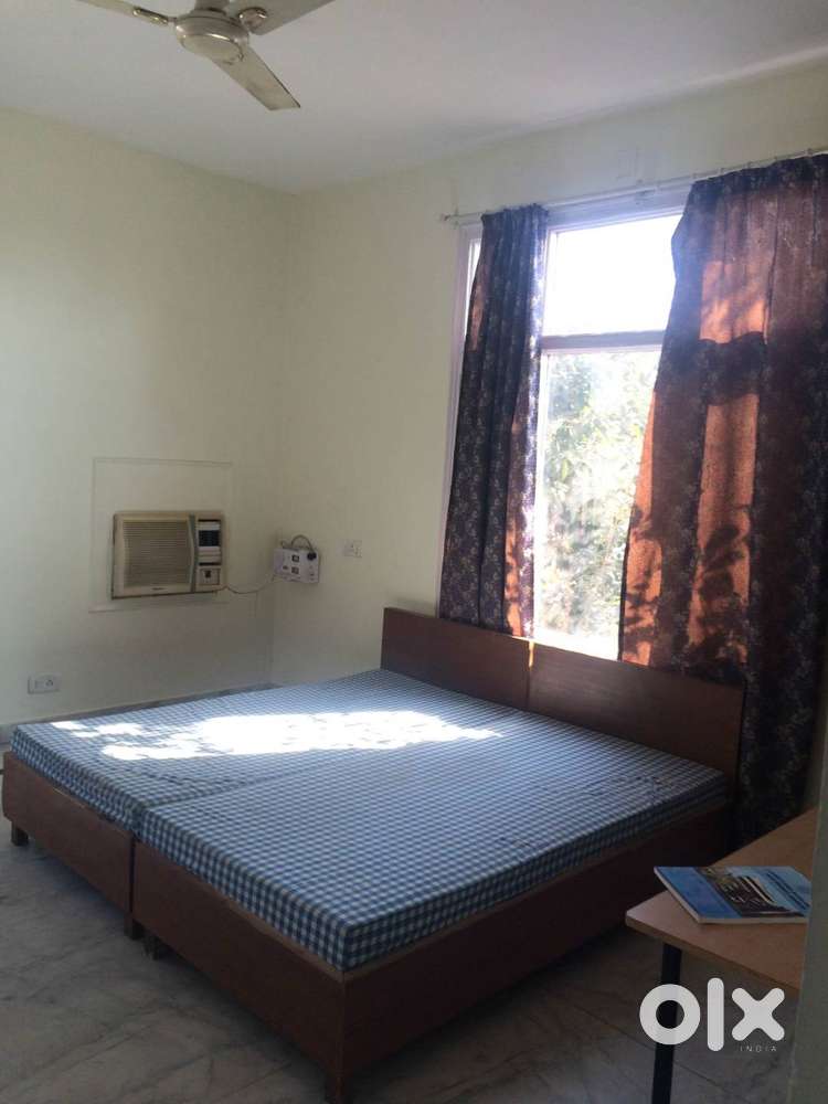 Independent Nicley build 2BHK furnished for working boys/girls sec 38 ...