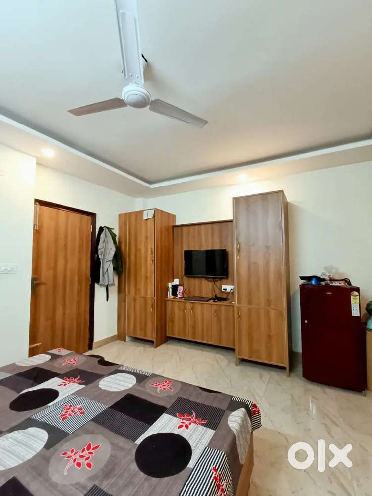 1Rk Room with balcony (Need Roommate) 6500, DLF phase III - For Rent ...