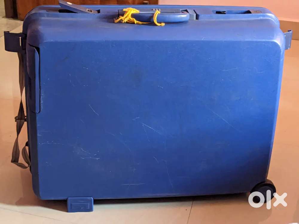 VIP Large blue suitcase - Other Household Items - 1813875335