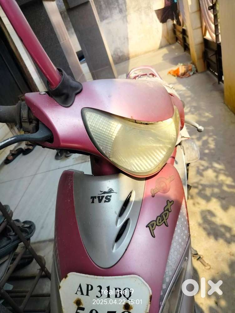 single hand-used red colour scooty - Scooters - 1804801513