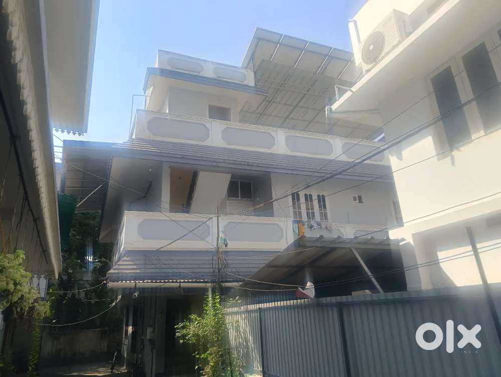 HOUSE FIRST FLOOR 1 BHK NEAR BUS STOP DESHABIMANI ROROAD KALOOR - For ...