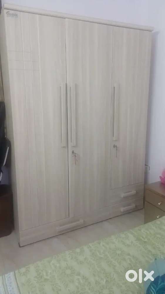 3 door wooden almirah with drawers - Other Household Items in ...