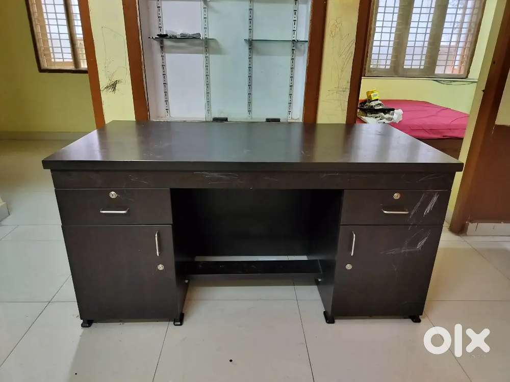 Desks Buy Sell Used Furniture in Ulsoor OLX