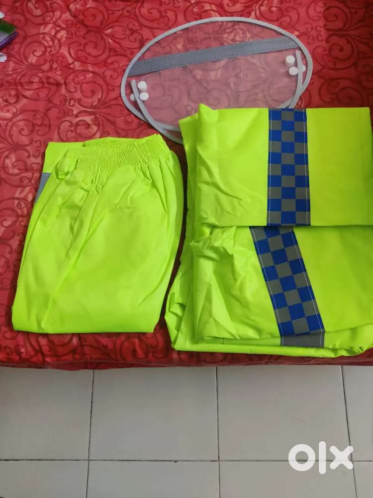 Brand new XL size raincoat set (wind sheeter) wth pant and face shield ...