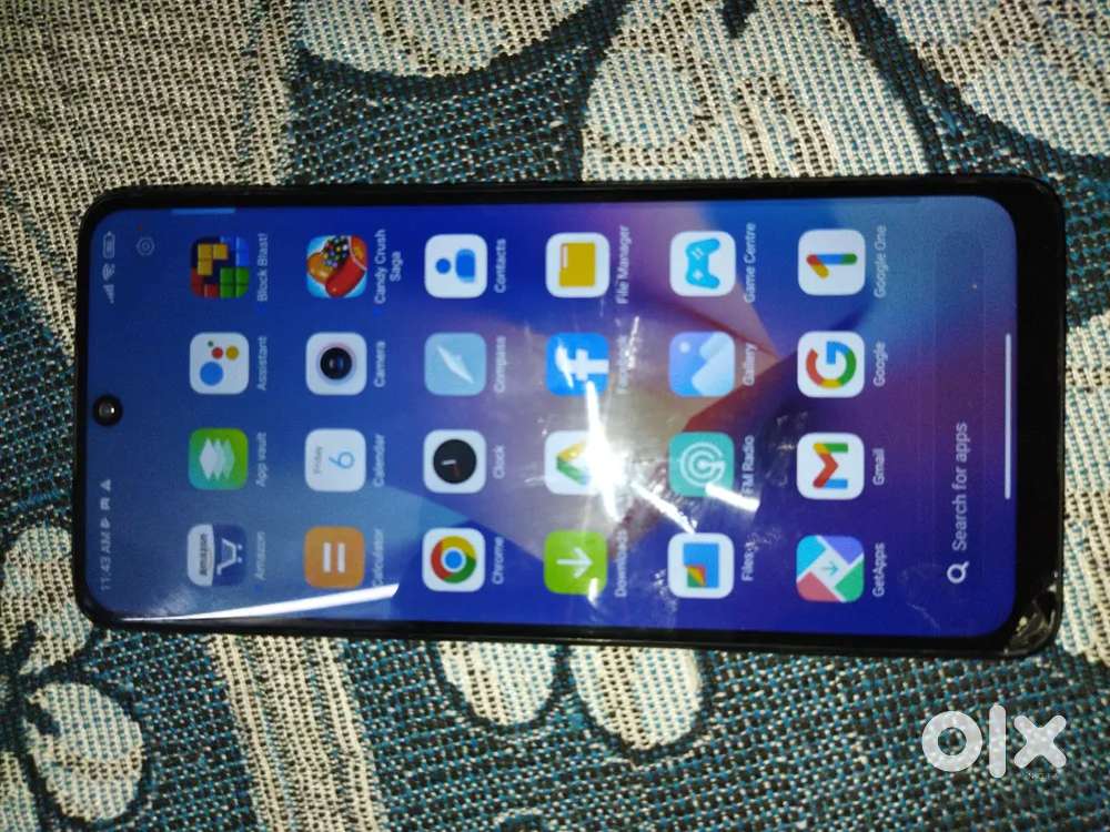 Screen ke niche corner se thoda toota h screen me koi problem nhi h ...